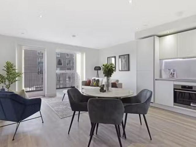 Charming 1 BA 2 bedroom flat for rent in Thames Road, London E16