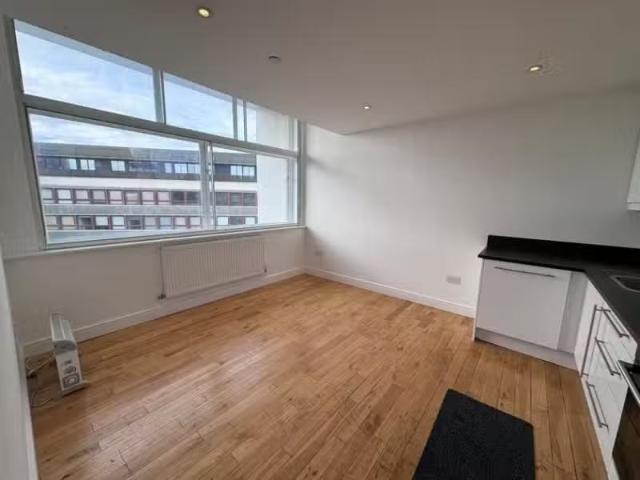 Nice 1 BA 2 bedroom flat for rent in The Exchange, Leicester.