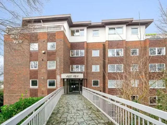 Cheap 1 BA 2 bedroom flat for rent in West View, The Drive, Ho.