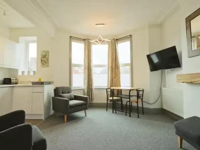 Cheap 1 BA 2 bedroom flat for rent in Winchester Road, Bristol.