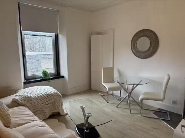 For Rent! 1 BA 2 bedroom flat for rent in 73d Charlotte Street.