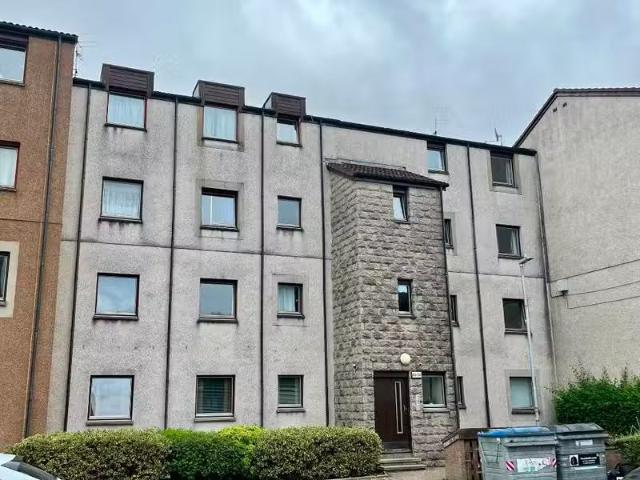 Cheap 1 BA 2 bedroom flat for rent in 90 Headland Court, Aberd.