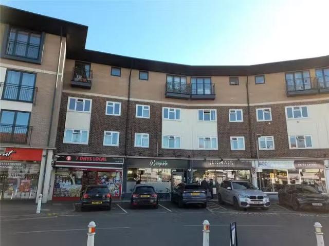 Rental! 1 BA 2 bedroom Flat to rent, Meadfield Road, Slough, S.