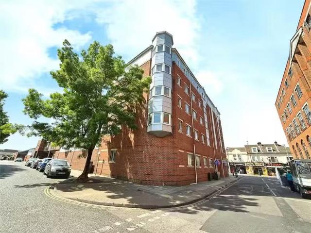Unique 1 BA 2 bedroom Flat to rent, Nancy Road, Portsmouth, PO.