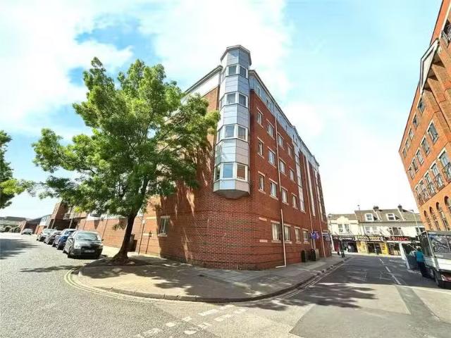 Deal! 1 BA 2 bedroom Flat to rent, Nancy Road, Portsmouth, PO1.