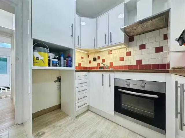 Cheap 1 BA 2 bedroom Flat to rent, Queens Road, Watford, WD17.