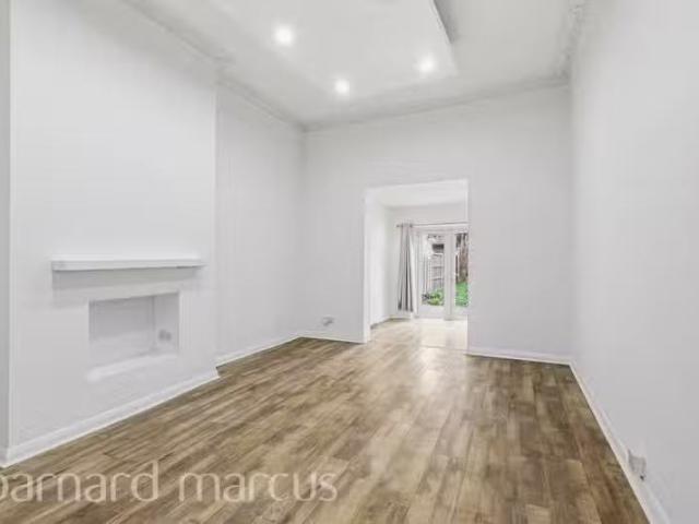 Unique 1 BA 2 bedroom ground floor flat for rent in The Cresce.