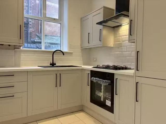 Cheap 1 BA 2 bedroom ground floor flat for rent in Bertram Roa.