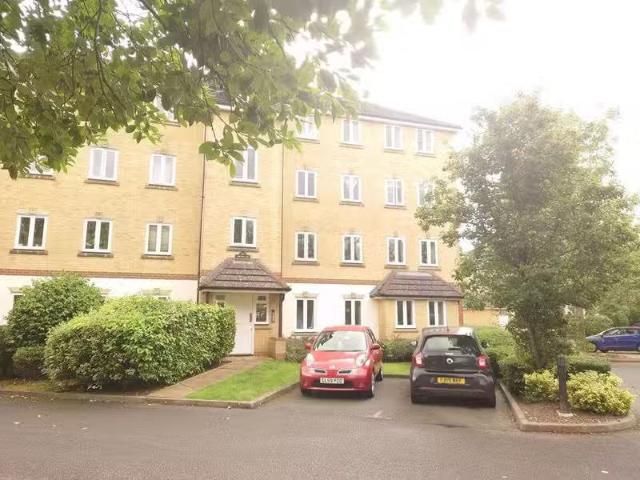 Cozy 1 BA 2 bedroom ground floor flat for rent in Caterham on.