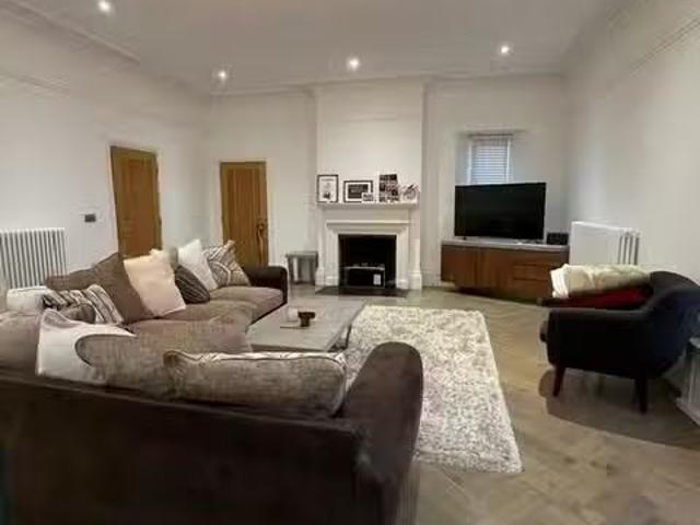 Nice 1 BA 2 bedroom ground floor flat for rent in Main Road, B.