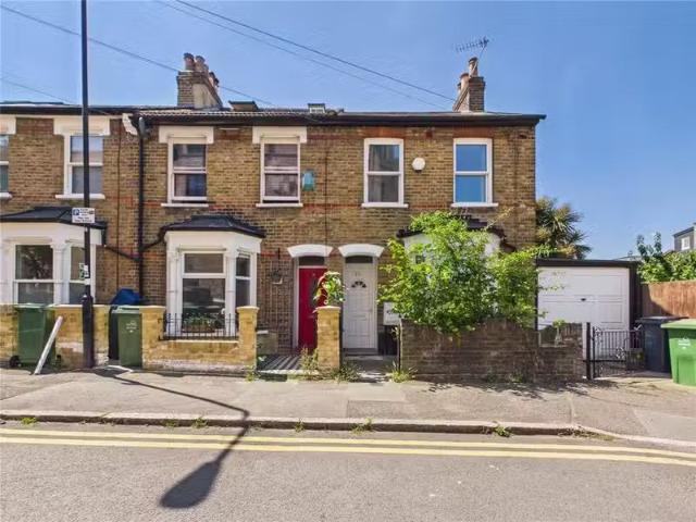 Charming 1 BA 2 bedroom House to rent, Gaywood Road, Walthamst.