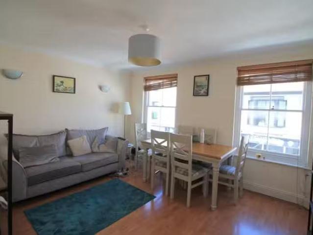 Cheap 1 BA 2 bedroom maisonette for rent in George Street, Bri.