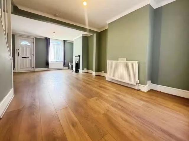 Just in! 1 BA 2 bedroom Mid Terrace House to rent, Arden Stree.