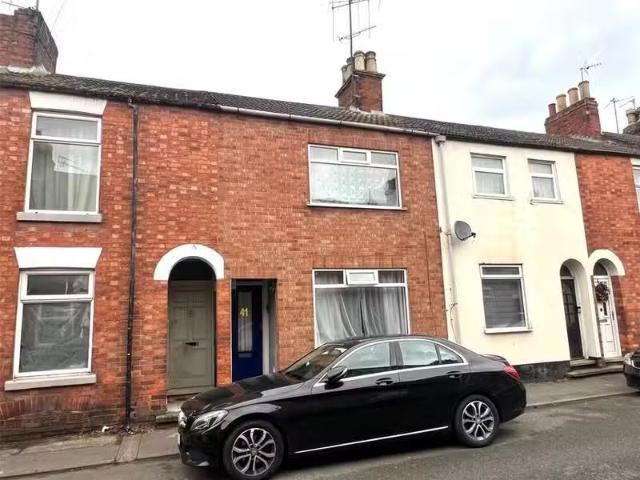 Cheap 1 BA 2 bedroom Mid Terrace House to rent, Wood Street, K.