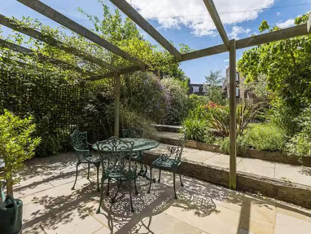 Cheap 1 BA 2 bedroom property to let in The Barons, Twickenham.