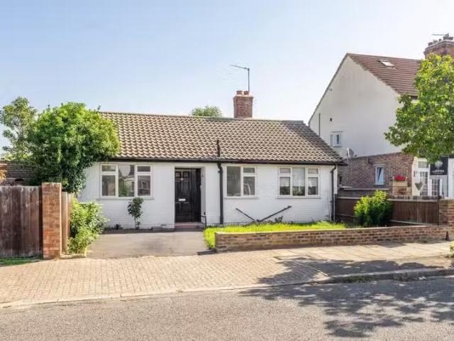 Cheap 1 BA 2 bedroom property for rent in Westbury Road, Becke.