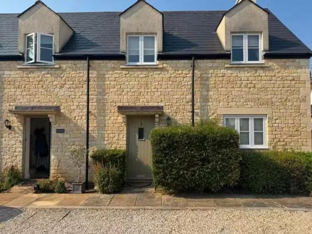 New 1 BA 2 bedroom semi detached house for rent in Oak Street.