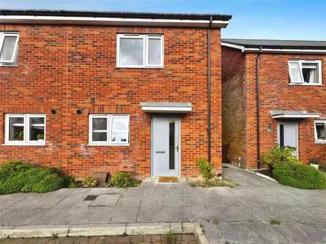 Deal! 1 BA 2 bedroom Semi Detached House to rent, Golding Road.