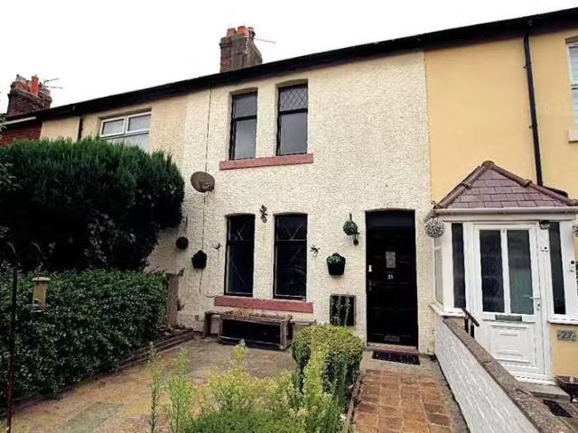 Just in! 1 BA 3 bedroom terraced house for rent in 25 Holmfiel.