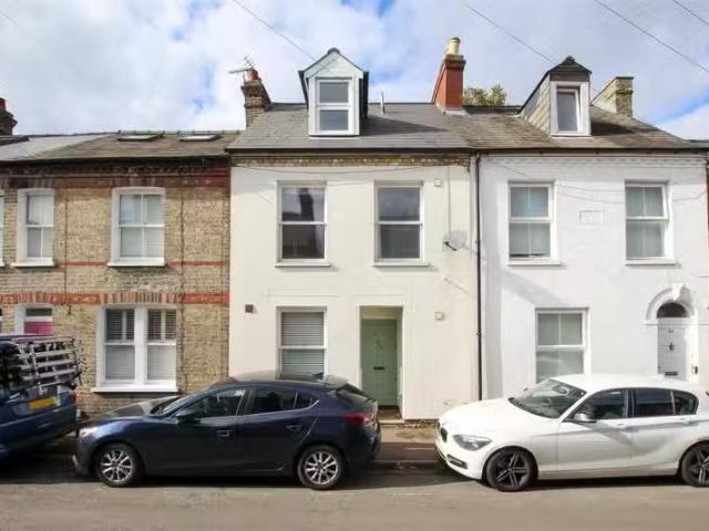 Charming 1 BA 3 bedroom terraced house for rent in Thoday Stre.