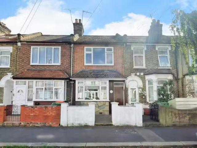 Rental! 1 BA 3 bedroom terraced house for rent in Upperton Roa.