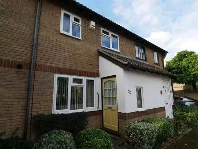Cheap 1 BA 3 bedroom terraced house for rent in Vermuyden Way.