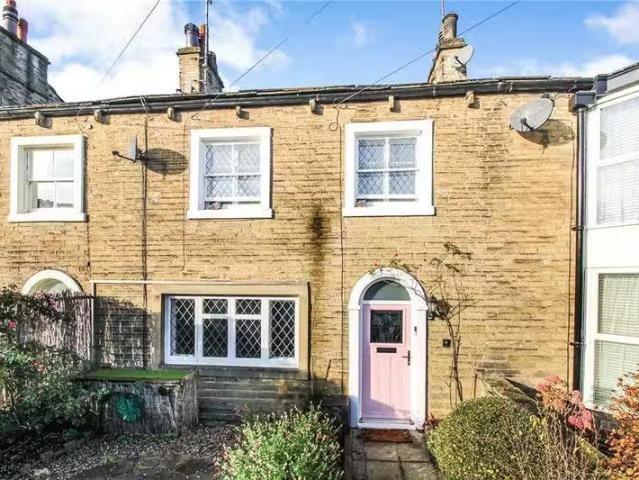 Cheap 1 BA 3 bedroom terraced house for rent in Water Street.
