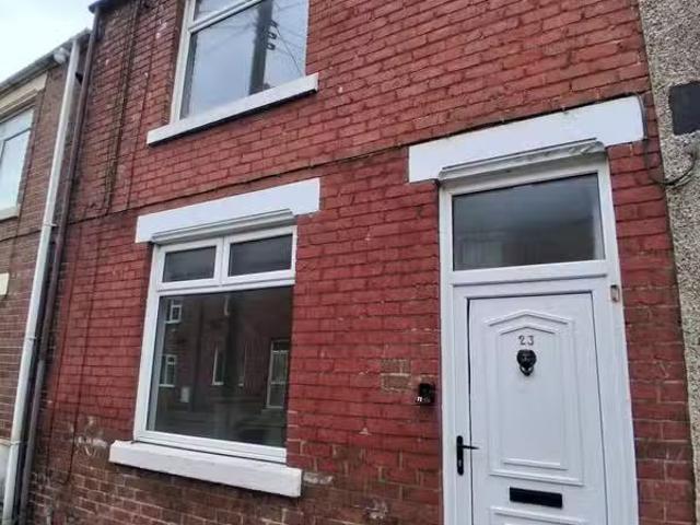 Cozy 1 BA 3 bedroom terraced house for rent in Albert Street.