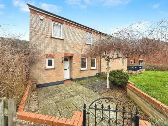 Cheap 1 BA 3 bedroom terraced house for rent in Augustus Close.