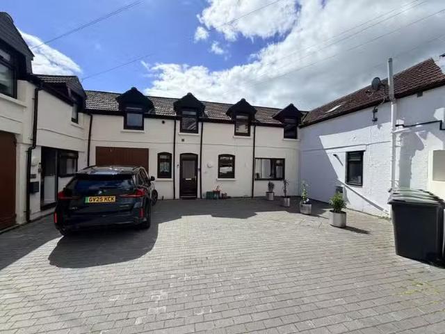 Cheap 1 BA 3 bedroom terraced house for rent in Avenue Lane, E.
