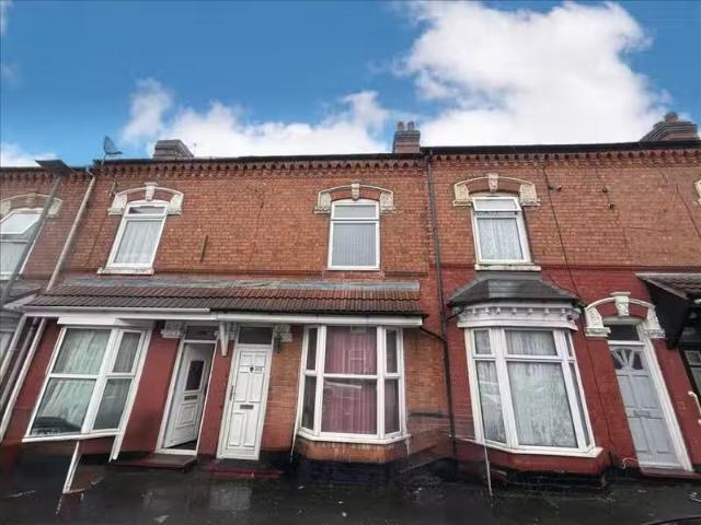 Cozy 1 BA 3 bedroom terraced house for rent in Barrows Road, B.