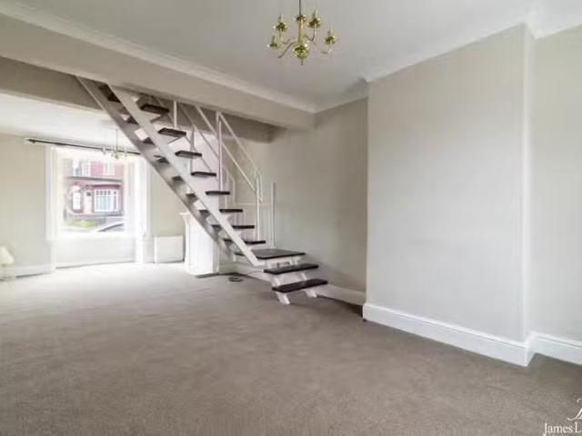 Cheap 1 BA 3 bedroom terraced house for rent in Bury Hill Road.