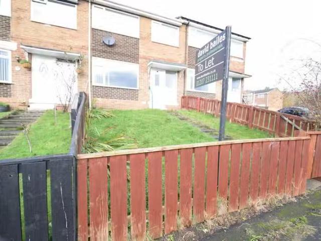Deal! 1 BA 3 bedroom terraced house for rent in Coates Close.