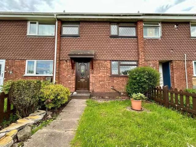 Cheap 1 BA 3 bedroom terraced house for rent in Glebefarm Grov.