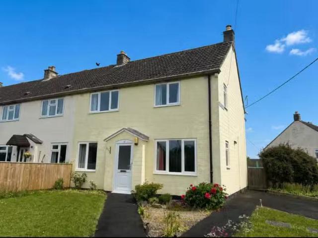 Cheap 1 BA 3 bedroom terraced house for rent in Glebelands, Nu.