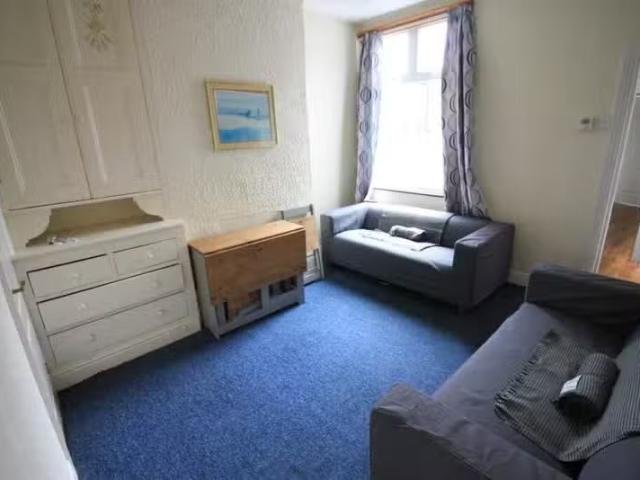Deal! 1 BA 3 bedroom terraced house for rent in Hawkins Road.