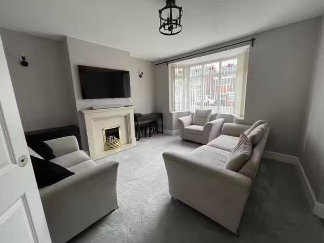 Deal! 1 BA 3 bedroom terraced house for rent in Hawkins Street.