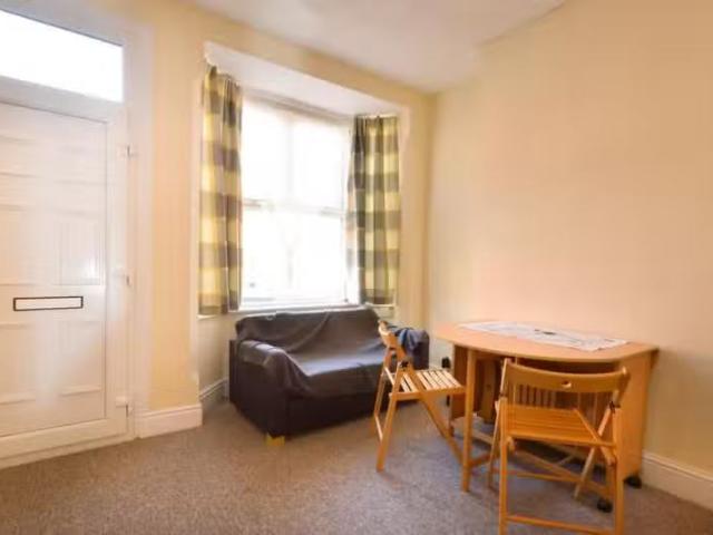 Cozy 1 BA 3 bedroom terraced house for rent in Kingston Road.