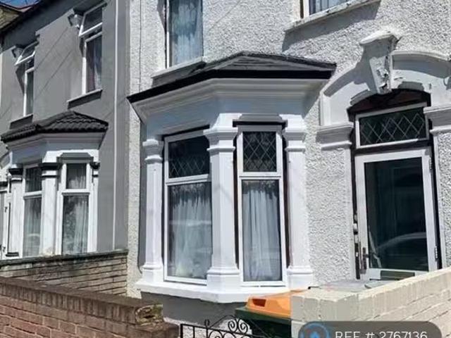 Cheap 1 BA 3 bedroom terraced house for rent in Norfolk Road.