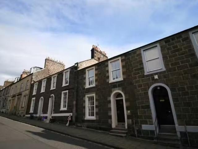 Rental! 1 BA 3 bedroom terraced house for rent in Queen Street.