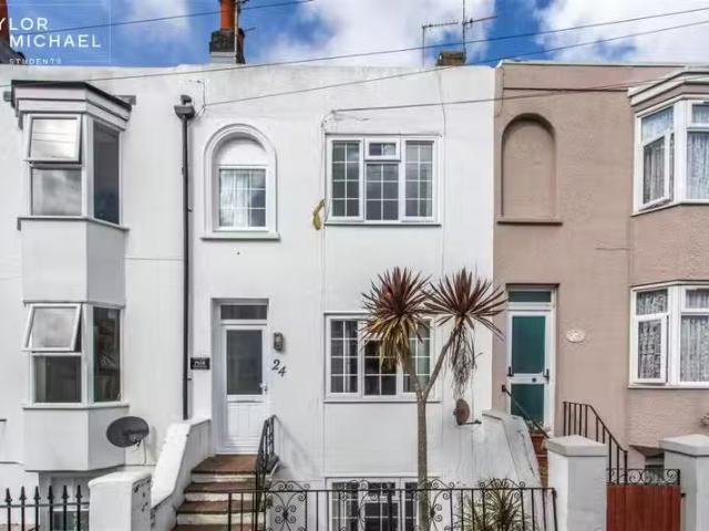Cheap 1 BA 3 bedroom terraced house for rent in Rose Hill Terr.