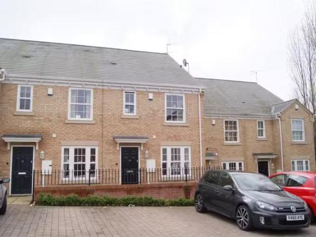 Unique 1 BA 3 bedroom terraced house for rent in Satchells Cou.
