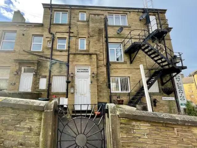 Nice 1 BA 3 bedroom apartment for rent in Dawson Street, Thack.
