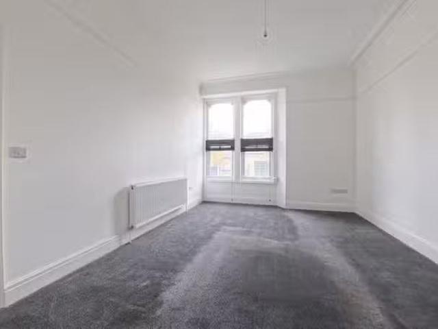 For Rent! 1 BA 3 bedroom apartment for rent in Oxford Street.