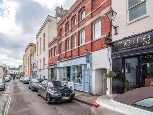 Rental! 1 BA 3 bedroom apartment for rent in Waterloo Street.
