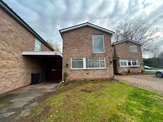 Nice 1 BA 3 bedroom detached house for rent in Thelsford Way.
