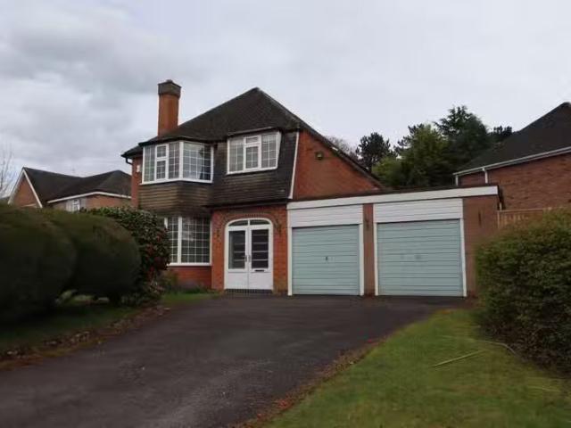 Cheap 1 BA 3 bedroom detached house for rent in Bryanston Road.