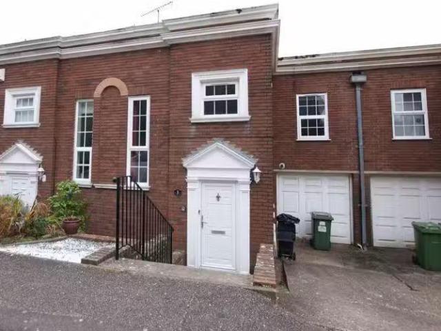 Charming 1 BA 3 bedroom detached house for rent in Dinham Cres.