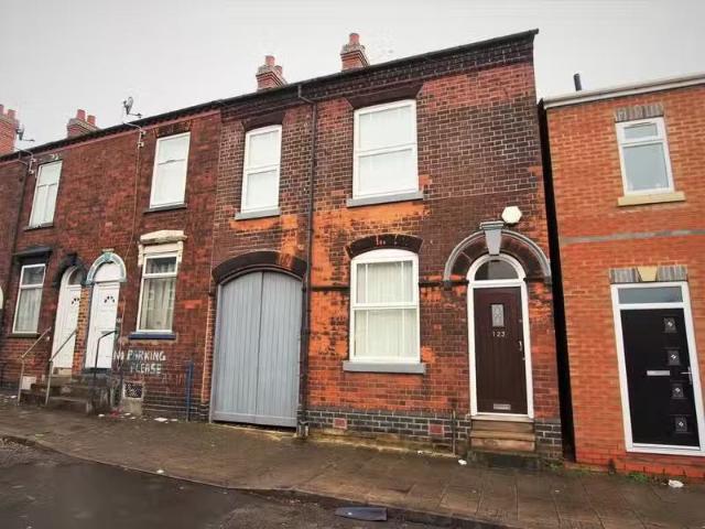 Deal! 1 BA 3 bedroom end of terrace house for rent in Watville.