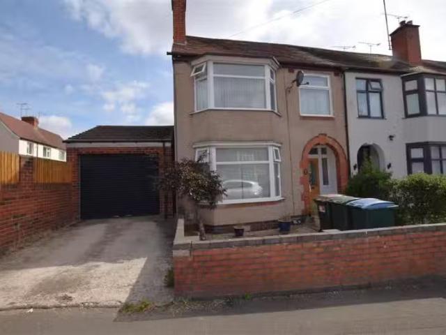 Cheap 1 BA 3 bedroom end of terrace house for rent in Beaumont.
